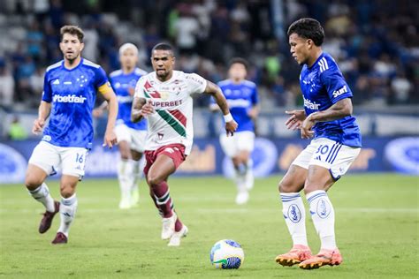 Cruzeiro bate o Fluminense no Mineirão e Inter vence o Corinthians