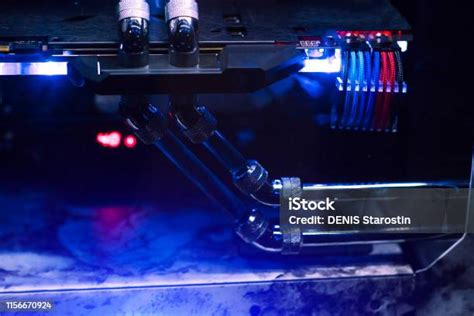 고성능 컴퓨터 내부 서버 급 컴퓨터 내부의 내부 Led로 조명되는 컴퓨터 회로 기판 및 Cpu 냉각 팬 Cpu에 대한 스톡 사진 및 기타 이미지 Istock