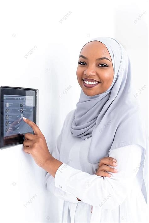 Wanita Afrika Menggunakan Tampilan Hijab Komputer Layar Rumah Pintar