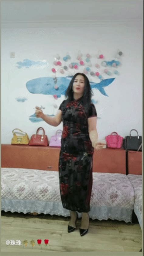 极度反差熟女 抖音 · ️ 内蒙古珠珠 · ️ ，白天放羊，晚上骚气满满，一曲舞蹈后自慰大戏，骚水流一手！ 懒人部落