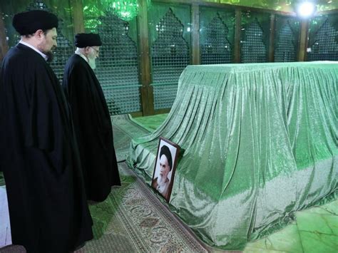 حضور رهبر انقلاب در حرم امام خمینی ره در اولین روز از دهه فجر فیلم