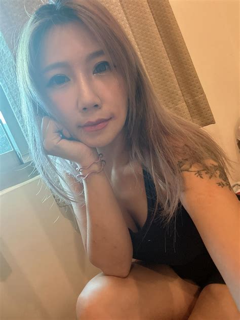 出門前的我vs夏天脫掉安全帽的我😂😂😂 爆汗🥵🥵🥵 小時候女主脫安全帽飄逸甩髮根本是童話…對我而言啦😢 大家也是吼？！對嗎！？對嗎？！😂😂 重機