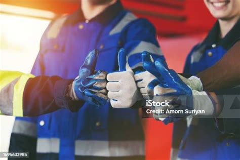 산업 공장에서 손을 모으고 서 있는 남성과 여성 공장 노동자 그룹 공장 노동자들은 공장에서 손을 쌓습니다 단결과 팀워크 개념 25 29세에 대한 스톡 사진 및 기타 이미지