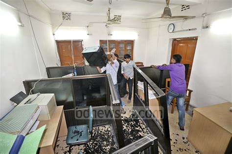 Bangladesh Newspaper Office Vandalised After It Called Hanged War