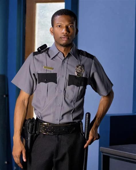 Drake The Type Of Prison Guard To Drag His Nightstick Against The Cell