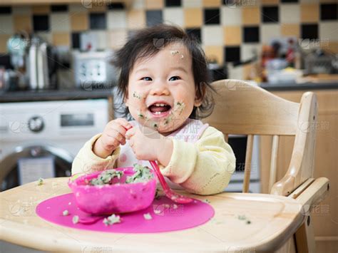 凌乱 女婴 水平画幅 椅子 膳食 居住区 日本人 人的眼睛 婴儿食品 甘薯