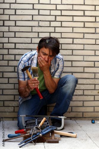 Handwerker Sucht Ratlos Werkzeug Stock Photo Adobe Stock