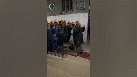 بعد أن دمر القصف مساجدهم فلسطــينيون من شمال غزة يؤدون صلاة