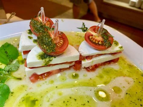 Ensalada Caprese Italiana Con Aceite De Oliva Queso Mozzarella Y