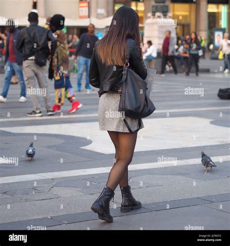 Chicas En Pantimedias Brillosas Fotografías E Imágenes De Alta
