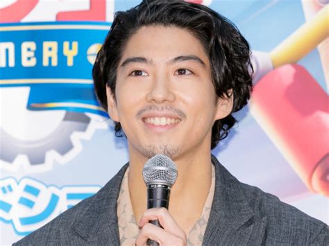 賀来賢人35歳、近影で“筋肉美”が炸裂「腕の筋肉すごい」「三頭筋最高」 エンタメ ニュース ｜クランクイン！