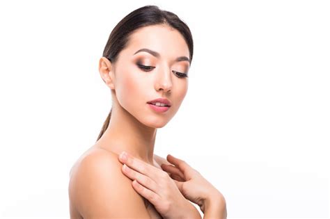 신선한 깨끗 한 피부와 아름 다운 젊은 여 자가 자신의 얼굴을 터치 합니다 얼굴 치료입니다 화장품 아름다움과 스파입니다 건강한 생활방식에 대한 스톡 사진 및 기타 이미지