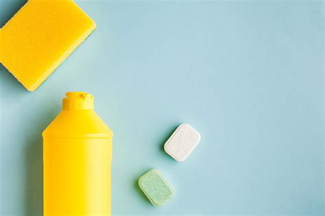 액체 식기 세척 액 파란색 배경에 식기 세척기 정제 설거지를 위한 수단입니다 공간을 복사합니다 플랫레이 세탁기에 대한 스톡 사진 및 기타 이미지 Istock