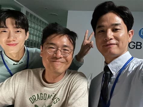 Number ¹⁰⁹ On Twitter 기념사진 찍을때도 여배우님들과 찍을때는 조금 더 조심스럽게 행동하는 매너남👍
