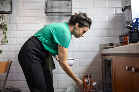 부엌에서 식기 세척기에서 씻은 접시를 모으는 백인 여성 20 29세에 대한 스톡 사진 및 기타 이미지 20 29세 35 39세 가사 집안일 Istock