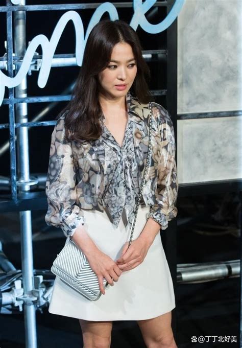 宋慧乔离婚后烫了羊毛卷，穿深v领连衣裙亮相，美出新高度 360娱乐，你开心就好