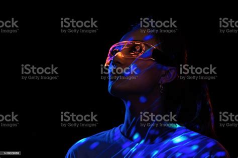 메타버스 디지털 사이버 세계 기술 가상 현실 Vr 고글을 가진 남자 Ar 증강 현실 게임 및 엔터테인먼트 미래지향적 인 라이프