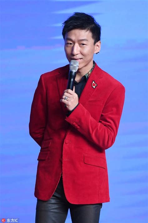 43歲羽凡轉行當婚慶歌手全程陪笑造型浮誇復出之路有點坎坷 每日頭條