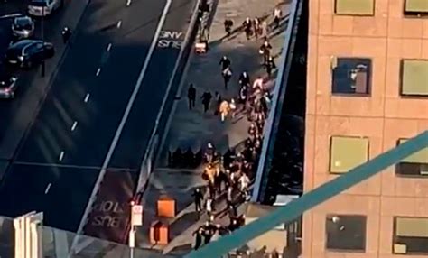 Un Detenido Y Heridos Tras Apuñalamiento Y Disparos Sobre El Puente De