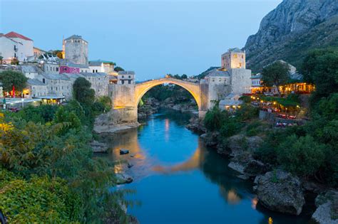 Mostar 보스니아 헤르체고비나입니다 오래 된 다리 에메랄드 강 네레트바 Stari 대부분 0명에 대한 스톡 사진 및 기타