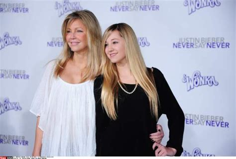 Heather Locklear qui est sa fille Ava Sambora TV Grandes chaînes