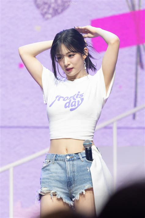프로미스나인 이채영 잘록한 허리