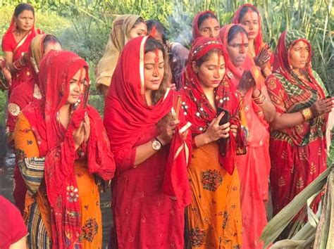 तस्वीरमा हेर्नुहोस् कलाकारको छठपूजा Khabarhub