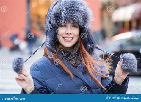 Красивая усмехаясь молодая женщина в концепции зимы Wintertime внешней