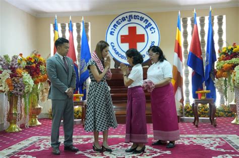 ឧកញ៉ា ប៊ុន សុខមេនា និងលោកជំទាវ លឹម លក្ម្សី បរិច្ចាគថវិកា ១ម៉ឺនដុល្លារដល់កាកបាទក្រហមកម្ពុជា