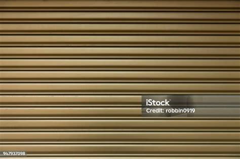 자동 금속 롤러 문 공장 스토리지 차고 및 산업 창 고에서 사용의 근접 샷 골 판지 및 접이식 금속 시트 공간 절약을 제공 하 고 도시와 소박한 느낌을 제공 0명에 대한