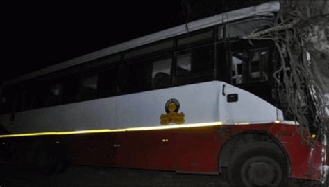 पादचाऱ्याला चुकवण्याच्या प्रयत्नात एसटी झाडावर आदळली १ जण ठार तर २७