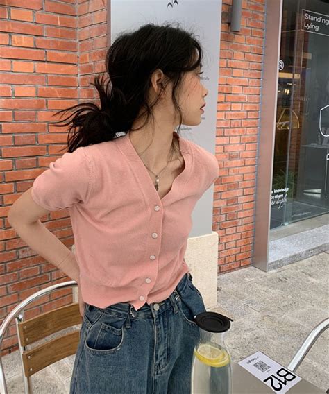 제이리본 여름 V넥 얇은 반팔 니트 크롭가디건 단추 숏 짧은 심플 데일리 니트 가디건 아우터 파스텔 컬러 캐주얼 모던 일상룩 코디 올매치 니트 가디건 마른언니추천 키작녀