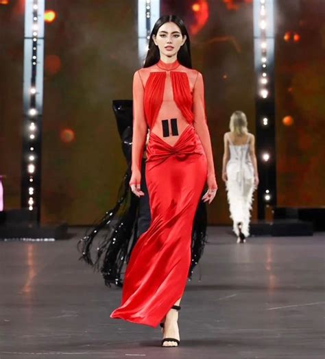 เฉิดฉายบนรันเวย์ ใหม่ ดาวิกา ในชุดซีทรูอวดหน้าท้องแบน ประชันนางแบบโลก