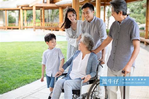 快乐的家庭散步 蓝牛仔影像 中国原创广告影像素材