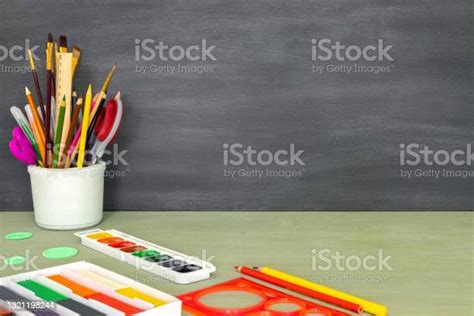 텍스트가 있는 학교 배경으로 돌아갑니다 웹 디자인에 대한 수평 배너입니다 밝은 스타일의 학교 용품 컬렉션 0명에 대한 스톡 사진