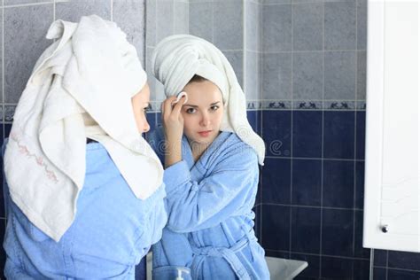 Mädchen Vor Einem Spiegel Stockfoto Bild Von Kurvige 9614610
