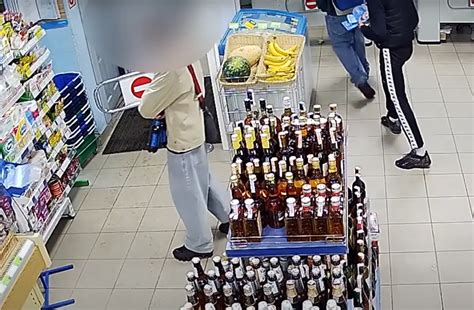 Трое подростков решили устроить себе праздник за счёт магазина - видео