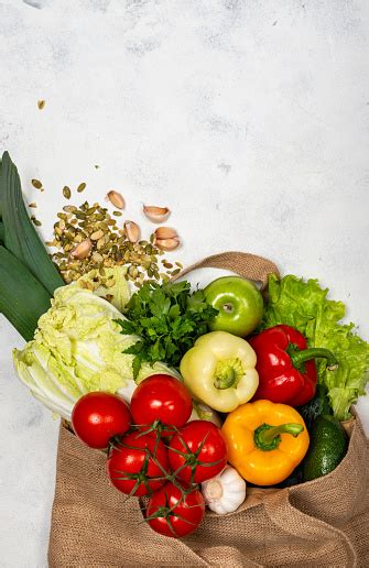 가벼운 배경에 신선한 야채가 가득한 친환경 패브릭 가방 상단 보기 제로 폐기물 구매 개념 건강한 균형 잡힌 음식 건강한 생활