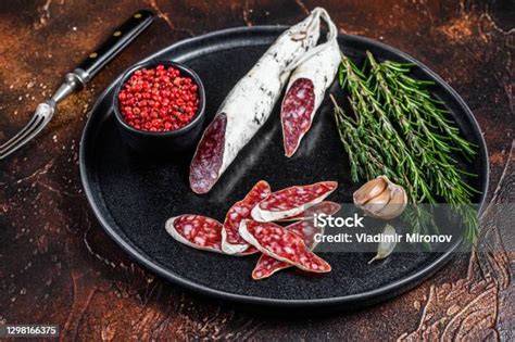 푸엣 살라미 소시지와 로즈마리를 접시에 담은 샤쿠테리 어두운 배경 위쪽 보기 건조한에 대한 스톡 사진 및 기타 이미지 건조한