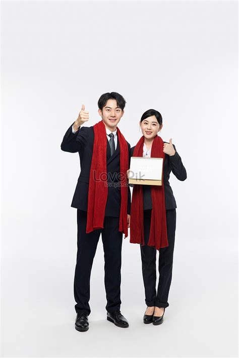 선물 상자를 손에 들고 있는 젊은 사업가들 사진 무료 다운로드 Lovepik