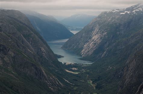 바위와 잔디 절벽 산악 강 배경 노르웨이 Hardangervidda 국립 공원에의 보기 0명에 대한 스톡 사진 및 기타 이미지