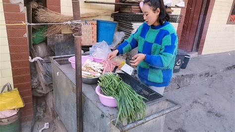 今天小花想吃烧烤，自己做来吃味道不错的，小宝会走路了好开心呀【悬崖村小花】 Youtube