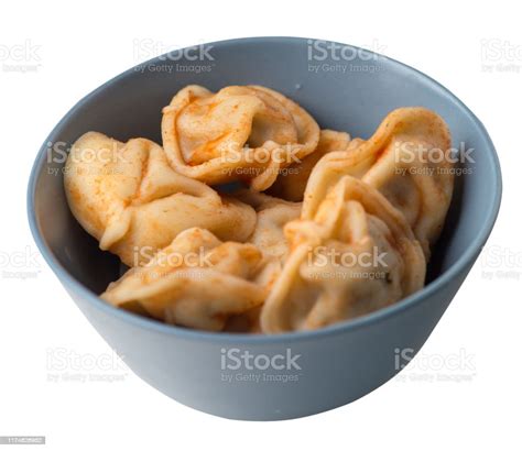 흰색 배경에 고립 된 접시에 만두 토마토 소스 상단보기의 만두 0명에 대한 스톡 사진 및 기타 이미지 0명 건강한 식생활