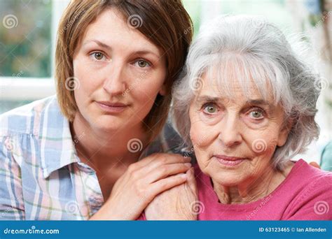 Portret Van Hogere Moeder Met Volwassen Dochter Stock Afbeelding