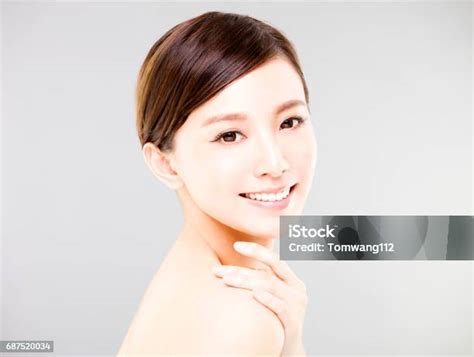 若い灰色の背景に女性の顔に笑みを浮かべて 女性のストックフォトや画像を多数ご用意 女性 日本人 皮膚 Istock