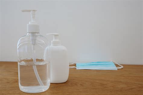 코로나바이러스 손 소독제 젤은 깨끗한 손 위생 코로나 바이러스 확산 방지를 위한 것입니다 코비드 19 배경 얼굴 마스크와 혈액
