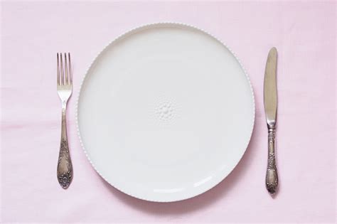 핑크 린 넨 식탁보에 테이블 장소 설정입니다 최고의 볼 수 있습니다 개념입니다 0명에 대한 스톡 사진 및 기타 이미지 0명