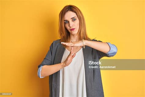 빨간 머리 백인 비즈니스 여자 때문에 치아에 치통 이나 치과 질환의 고통 스러운 표정으로 손으로 입을 만지는 노란색 고립 된 배경 위에 치과 의사 개념 건강관리와 의술에