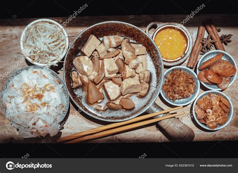 Китайская Вареная Широкая Рисовая Лапша Тушеной Свининой Тофу Хрустящие ...