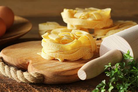 원시 이탈리아 파스타 Tagliatelle 나무 보드와 소박한 배경에 롤링 핀에 선택적 초점 0명에 대한 스톡 사진 및 기타